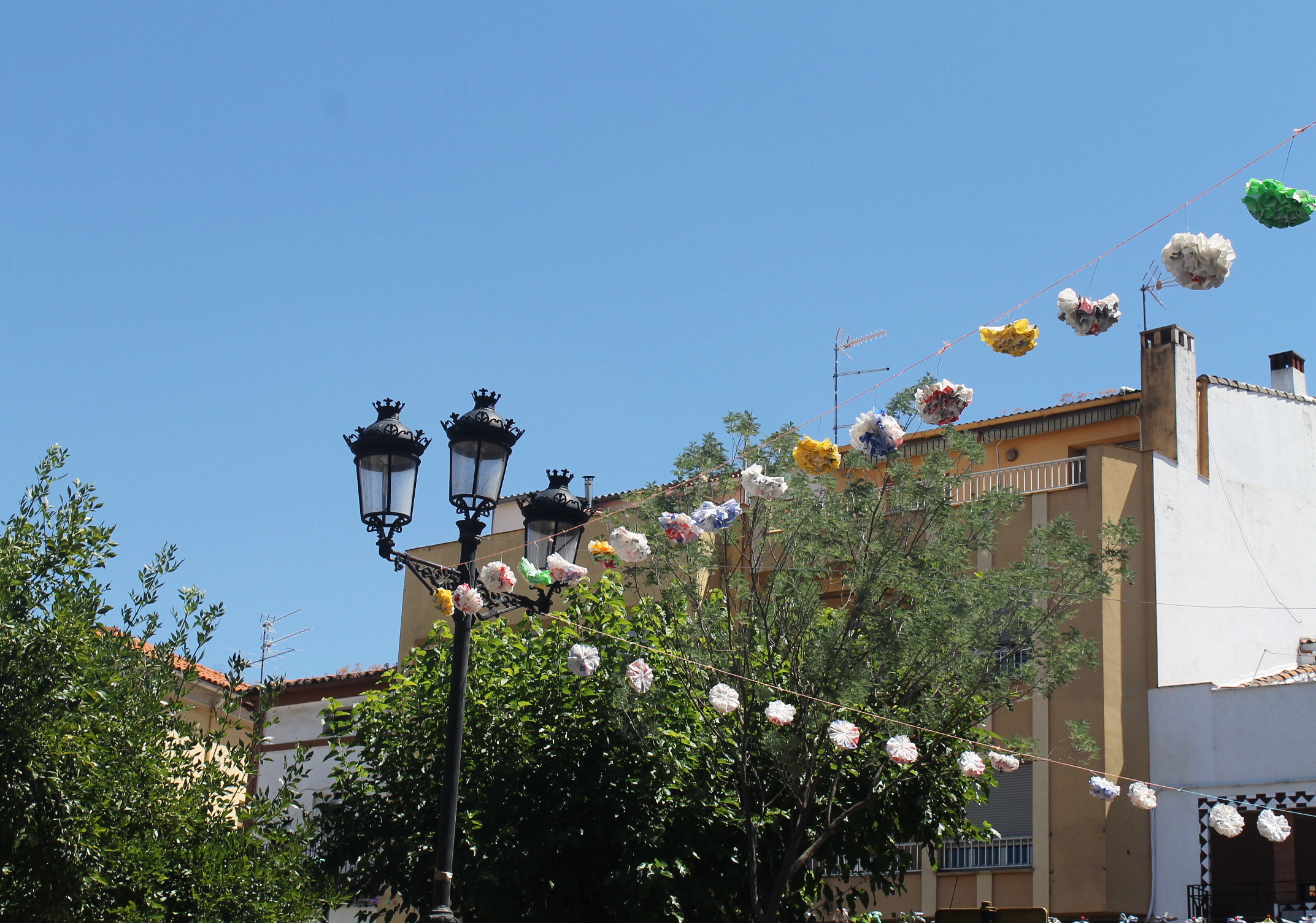 La plaza de Logrosán estos días, un monumento original y creativo al ...